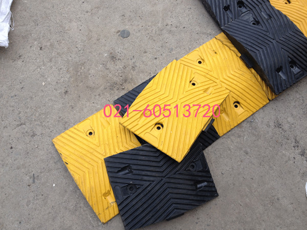 Купить Дорожный выступ для снижения скорости 热卖高强橡胶减速带 厚50减速胶 中型减速带厂家 ...