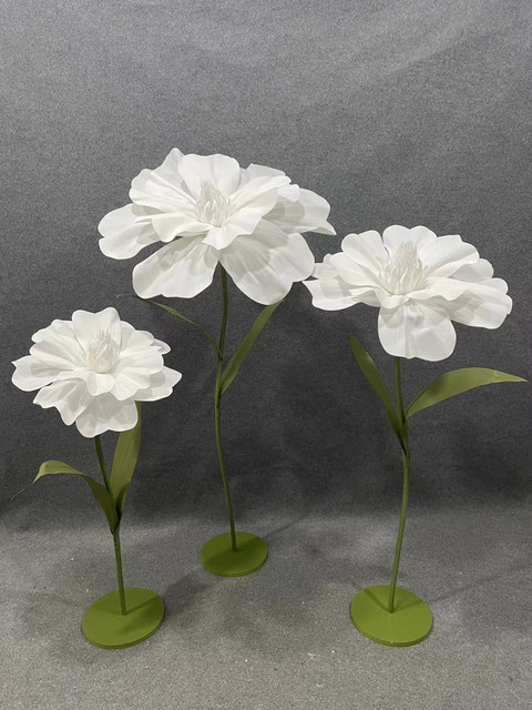 Large -scale wedding prop.