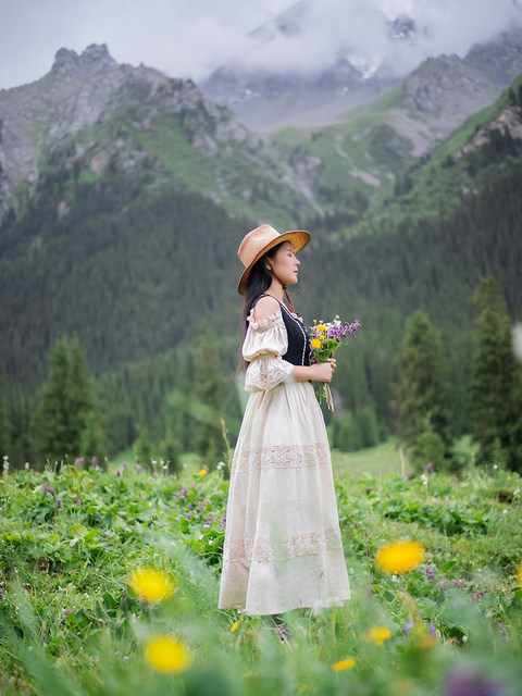 Ideal thirty-year-old women's clothing Bavarian pastoral dress with off ...