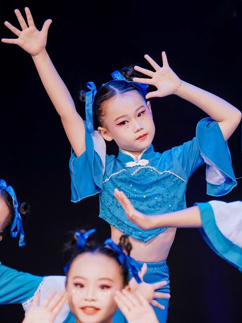 Horse Dudu rides in performance costumes, step on water and dances, all ...