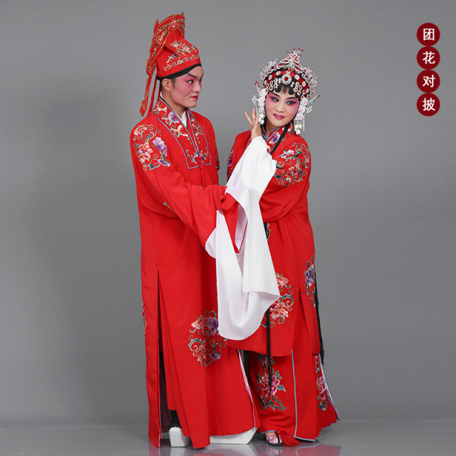 The opera male and female workers outside the costume costumes, the old ...