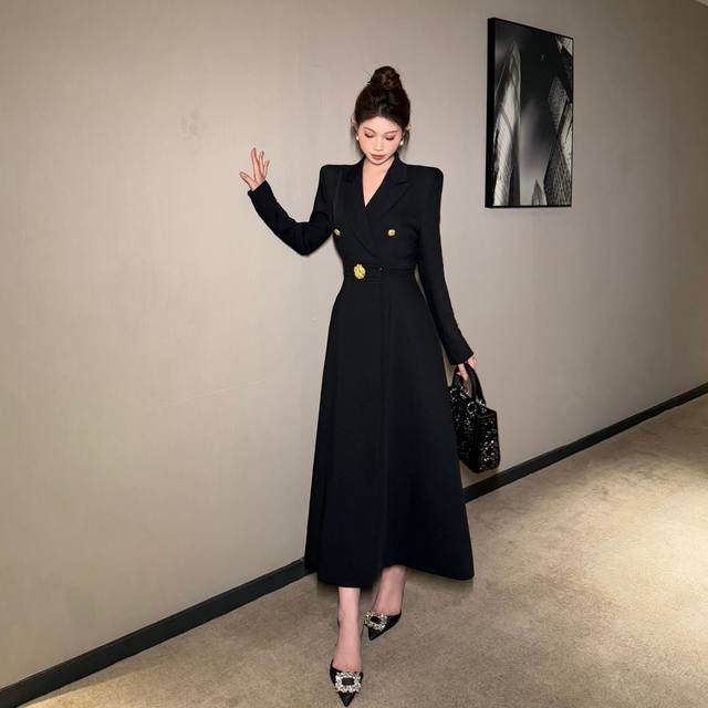 Elegant, slim, luxury, fashionable Hepburn style waist slimming lady ...