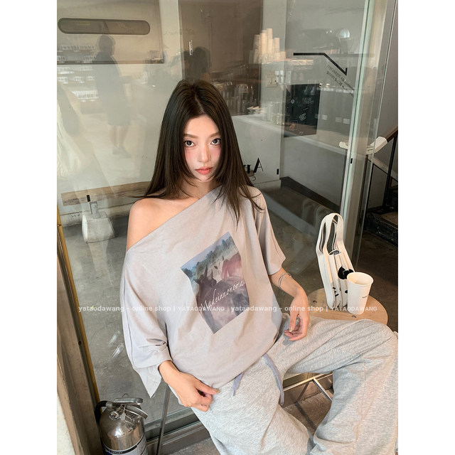 Big braces exudes charm* Korean niche design feel crooked shoulder T-shirt