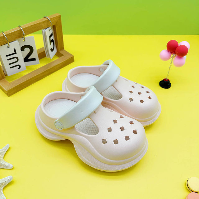 2025 new style of men and girls wearing fashionable and trendy slippers ...