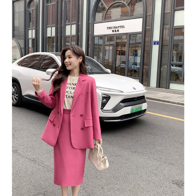 Spring Welfare/ Xiangwu Meicha has a slit back pink temperament suit and slim skirt two-piece set
