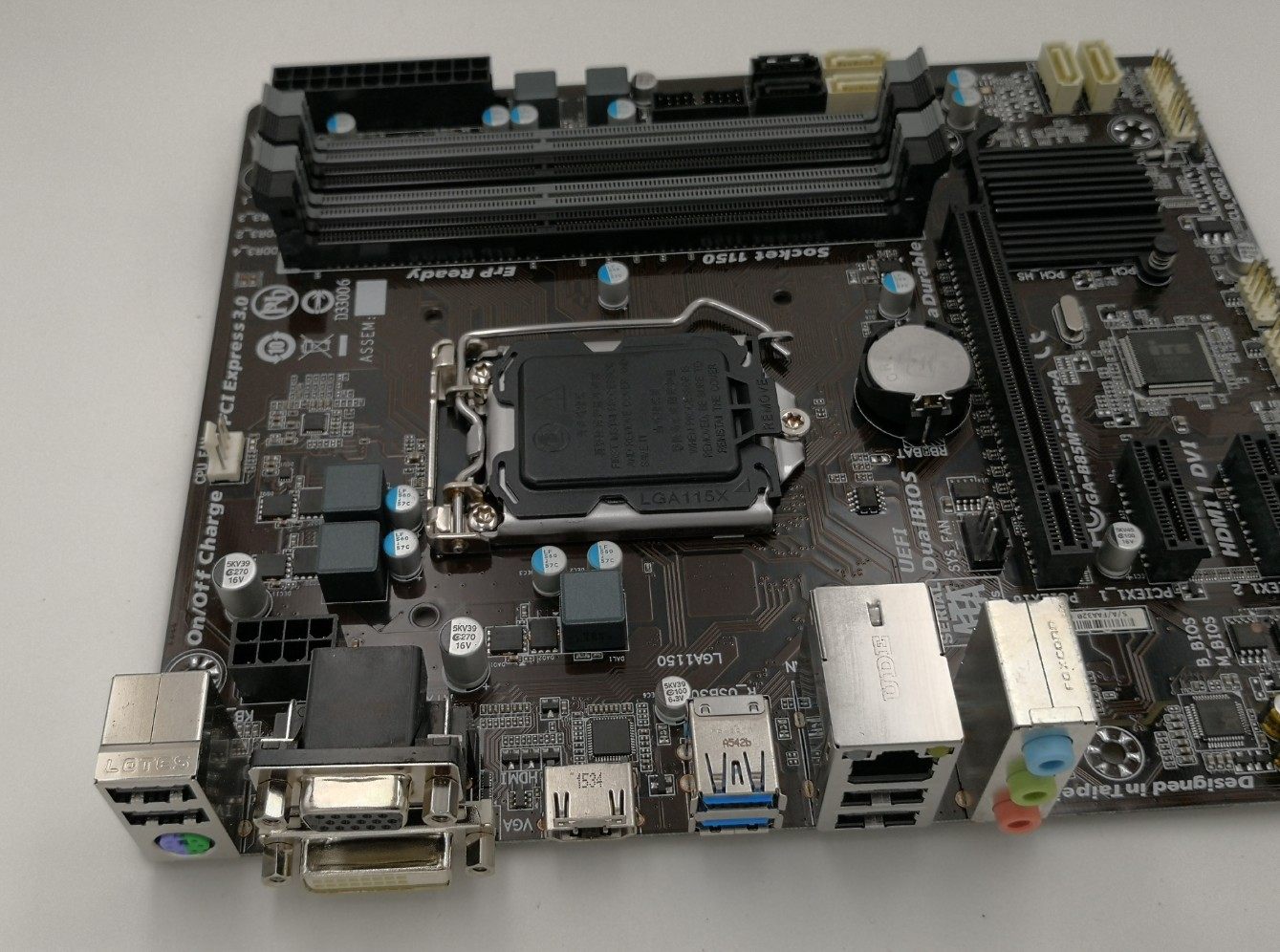 Placa Mãe Gigabyte GA-B85M-DS3H LGA 1150 DDR3 M-ATX