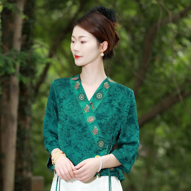 Autumn new female jacket Tang costumes Mom pretend to be Hanfu V -neck ...