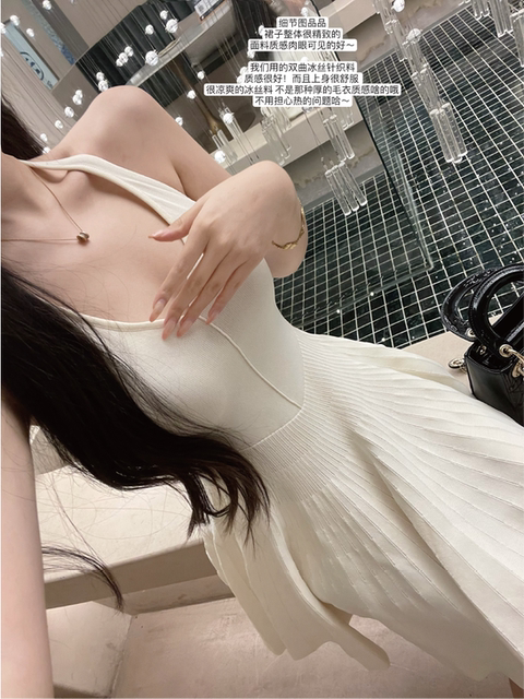 Temperament little white flower, a rich-gold halter neck dress, a heavy ...