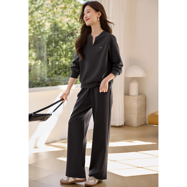 Mo Hanyimei's fashionable V-shaped rattle-sleeved sweatshirt two-piece ...