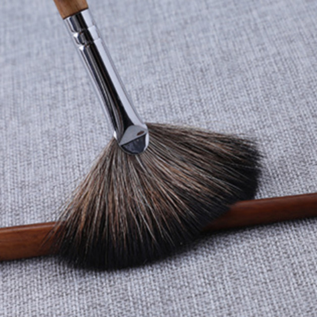 Super soft raccoon hair fan-shaped brightening highlight polishing ...