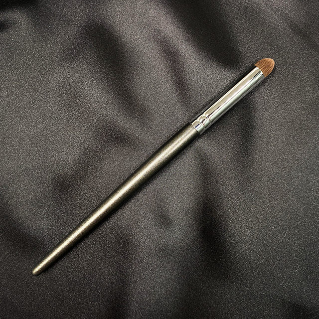 Small round head and lips smudge brush lipstick brush makeup artist ...