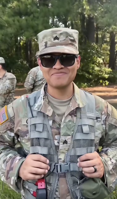 U.S. Army distributes the original ACU tactical vest FLC Molle II genuine