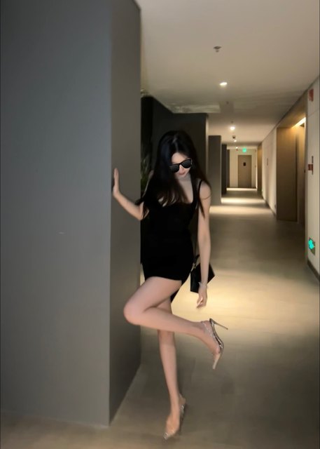 3.4 Han Suxi's same models hanging neck heart drip dress Leng Yan Yue sister sexy big back ...