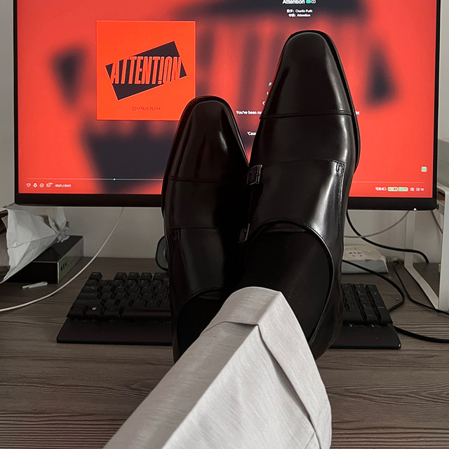 Mirrored black formal stockings, oily and thin, men's business suit ...