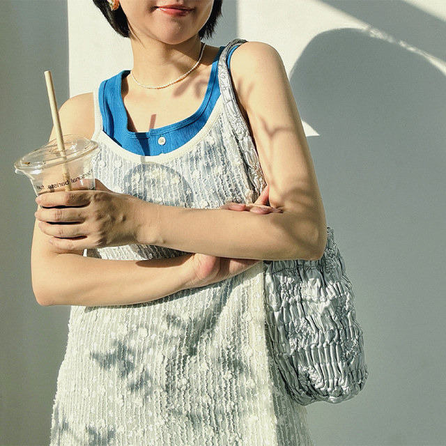 Produced by gloss, glittering glimpses, fairy-style three-dimensional ...