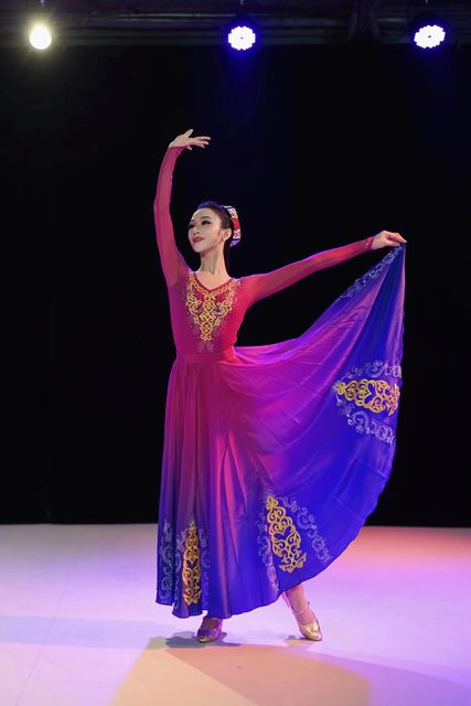 Xinjiang Dance Dance Dance Dance Dressing Division Xia Hui, a glass of ...