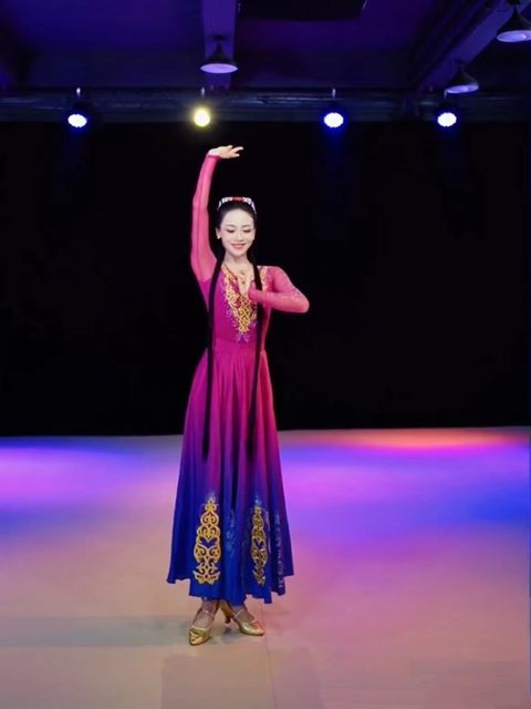 Xinjiang Dance Dance Dance Dance Dressing Division Xia Hui, a glass of ...