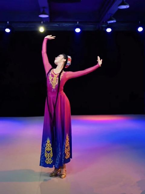 Xinjiang Dance Dance Dance Dance Dressing Division Xia Hui, a glass of ...