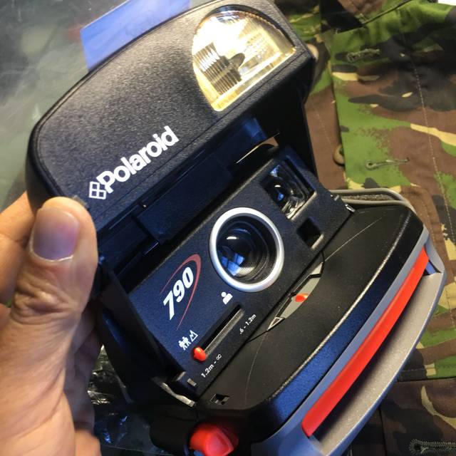 Polaroid's new dark gray 790 instant camera, new chassis, new features ...