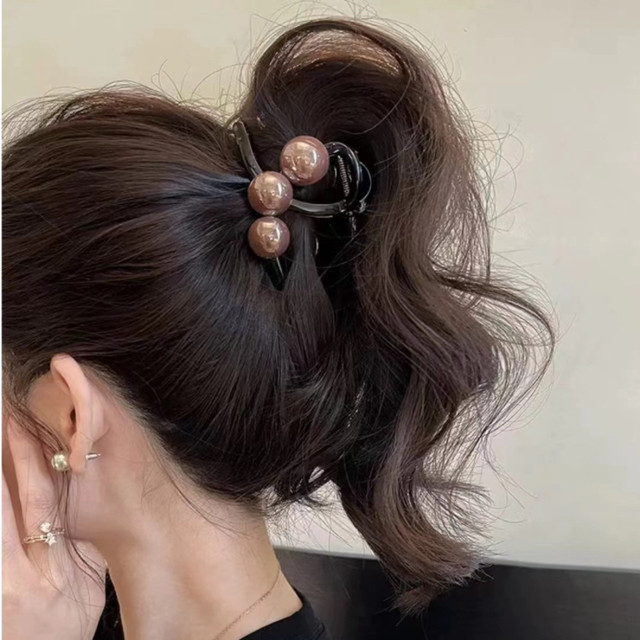 Elegant temperament pearl grabbing the middle of the folding shark ...