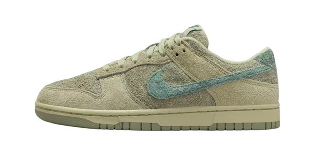 Cow coax Nike Dunk Low green and blue velvet face leather, wear ...