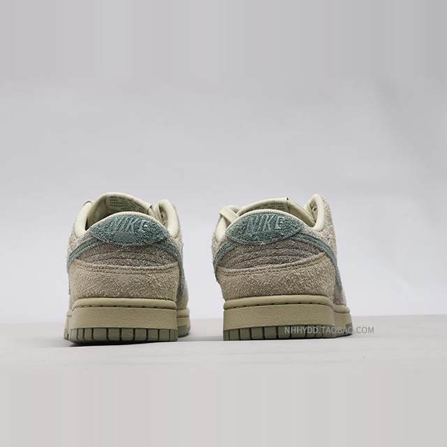 Cow coax Nike Dunk Low green and blue velvet face leather, wear ...