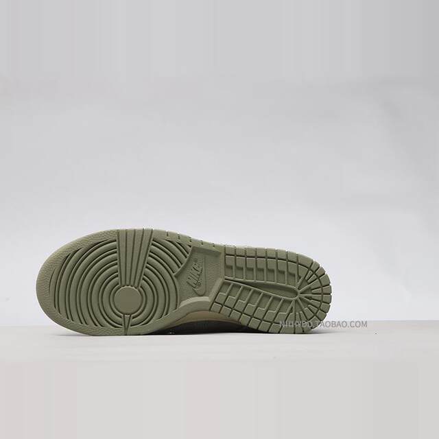 Cow coax Nike Dunk Low green and blue velvet face leather, wear ...