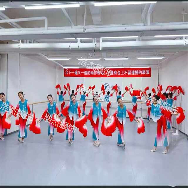 Huaer smiled dance to me, performing the Shanxi Xiaohua Opera Fan Dance ...