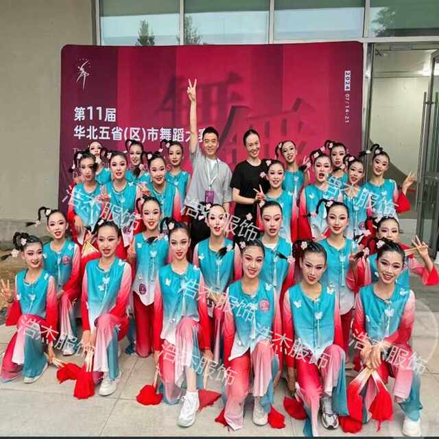 Huaer smiled dance to me, performing the Shanxi Xiaohua Opera Fan Dance ...