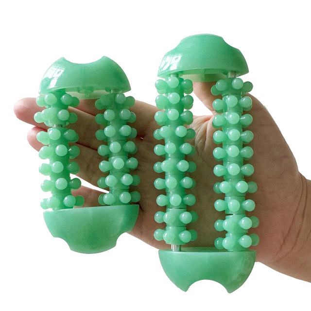 Play the roller and play the hand, hold the ball, the fitness ball ...