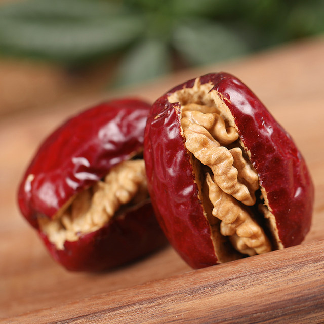 Red dates sandwiched with walnuts Xinjiang specialty Hotan jujubes ...