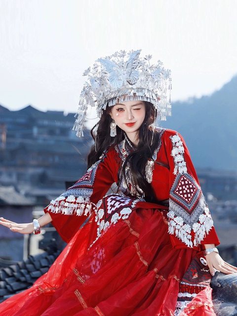 Miao and Miao girls' costumes, red dance performances in photo studios ...