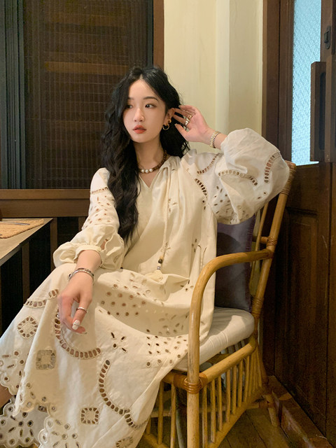 Ren Xiaoyi hollowed-embroidered v-neck tea break French dress loosely covering meat