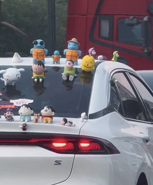 Car tilted head fat tiger car ornaments cute creative roof tilted with ...