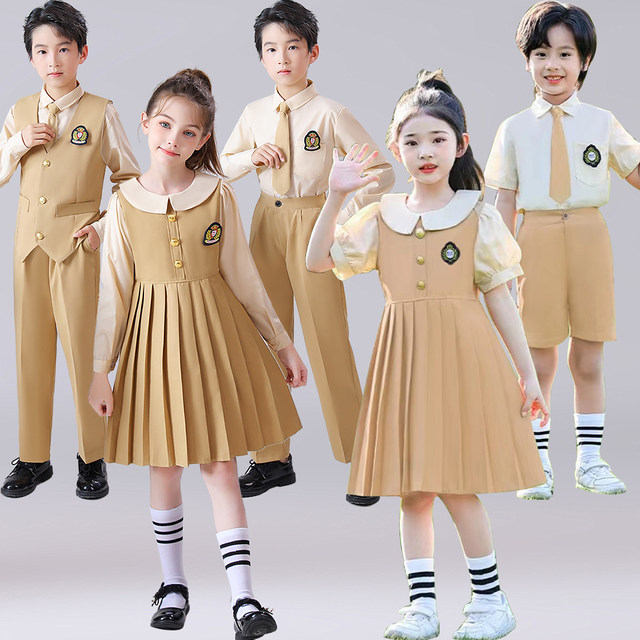 Children's collective patriotic recitation of red songs, chorus ...