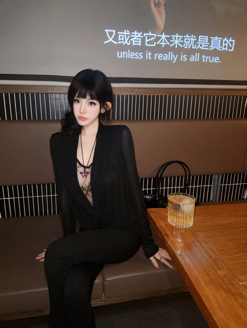 Eva Junjun Jiang hot girl sexy v low cross collar long sleeve lace fake two-piece T-shirt women ...