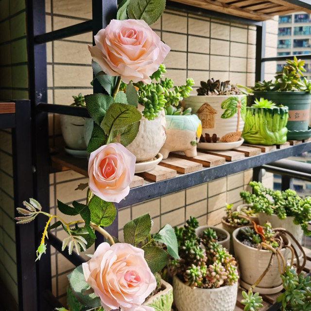 Simulated roses, artificial flowers, rattan air conditioning pipes to ...