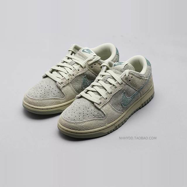 Cow coax Nike Dunk Low green and blue velvet face leather, wear ...