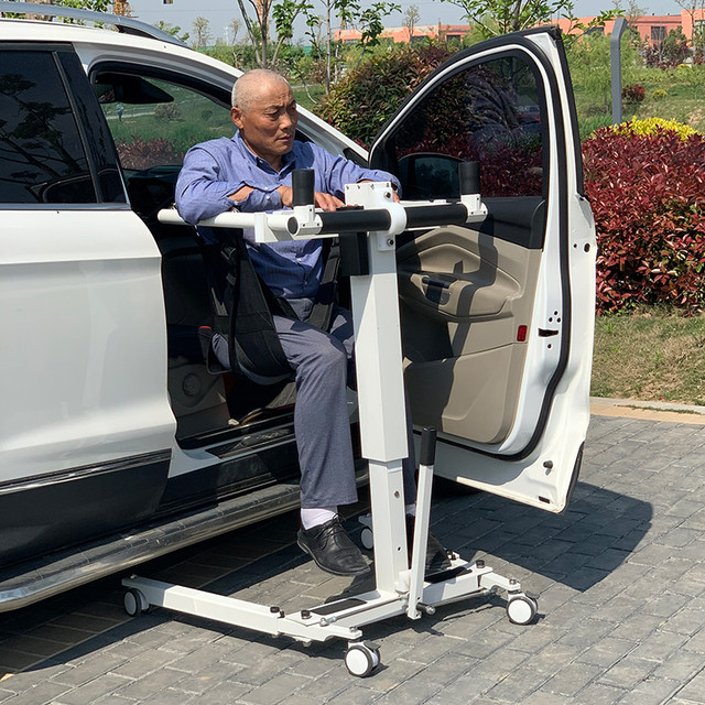 Old man's electric lifting displacement machine Disabled people take a ...