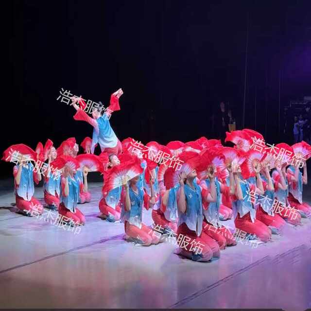 Huaer smiled dance to me, performing the Shanxi Xiaohua Opera Fan Dance ...