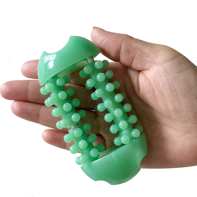 Play the roller and play the hand, hold the ball, the fitness ball ...