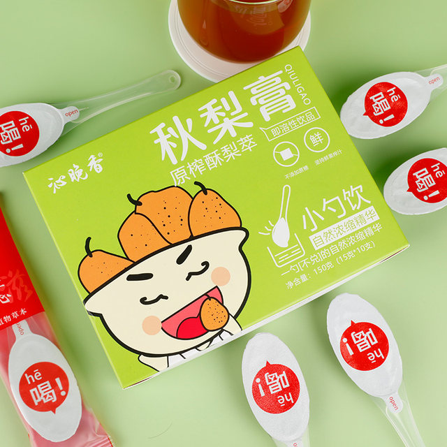 A spoonful of pear paste, loquat autumn pear paste, soaked in pure ...