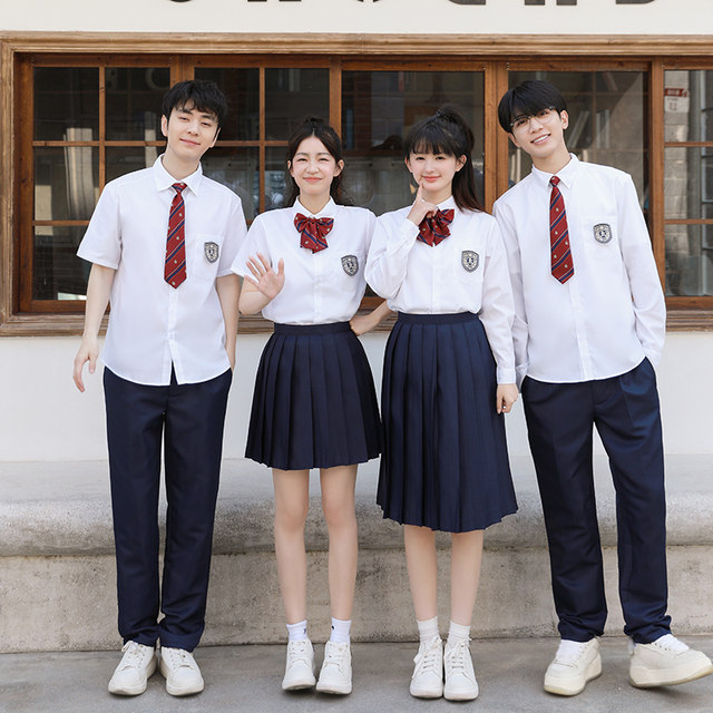 Graduation uniforms of junior high school students in college style ...