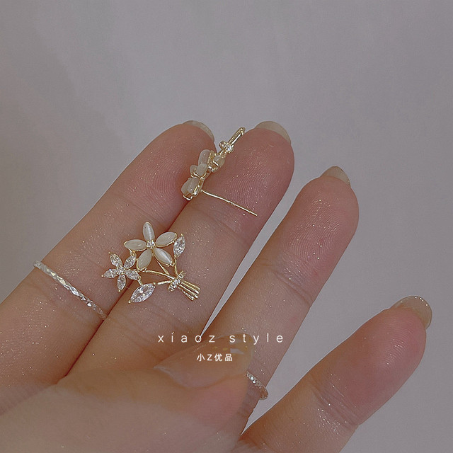 Sweet Hand Hand Turlus Earrings Female French Retro Exquisite Advanced ...