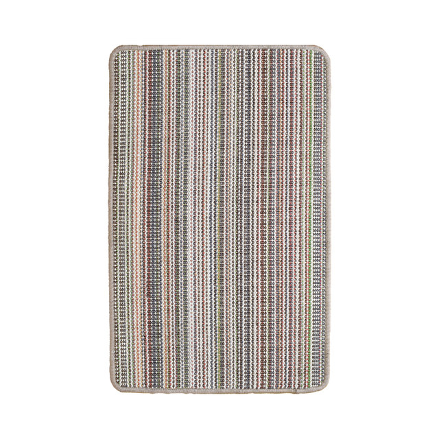 Cat grabbing the sword pads and the disdain to protect the sofa ...