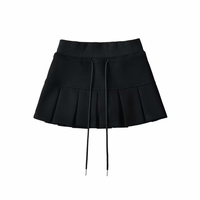 Street blogger's high-waisted drawstring shows off her figure and long ...