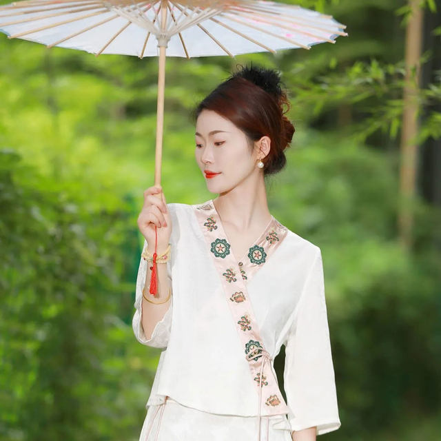 Autumn new female jacket Tang costumes Mom pretend to be Hanfu V -neck ...