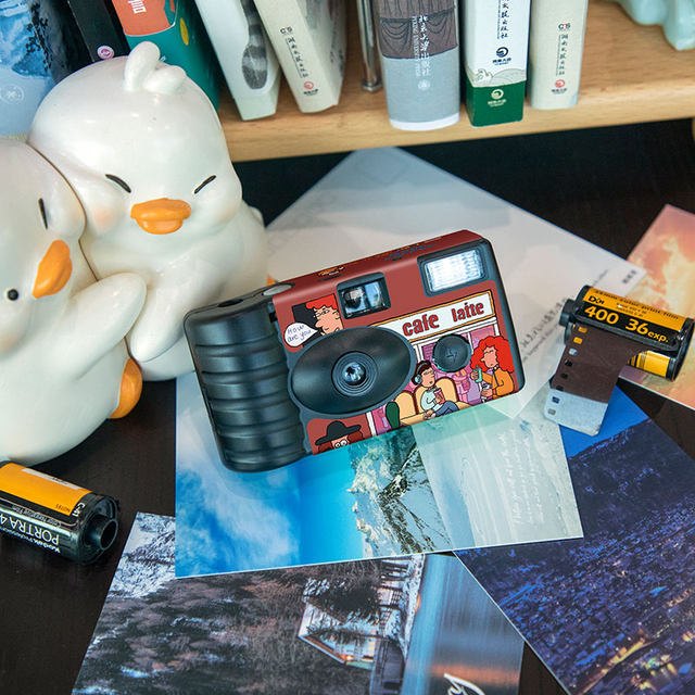 135 Kodak disposable film illustration with flash color camera ...