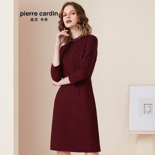 The same style of Pier Cardin women's clothing counter in the mall is ...