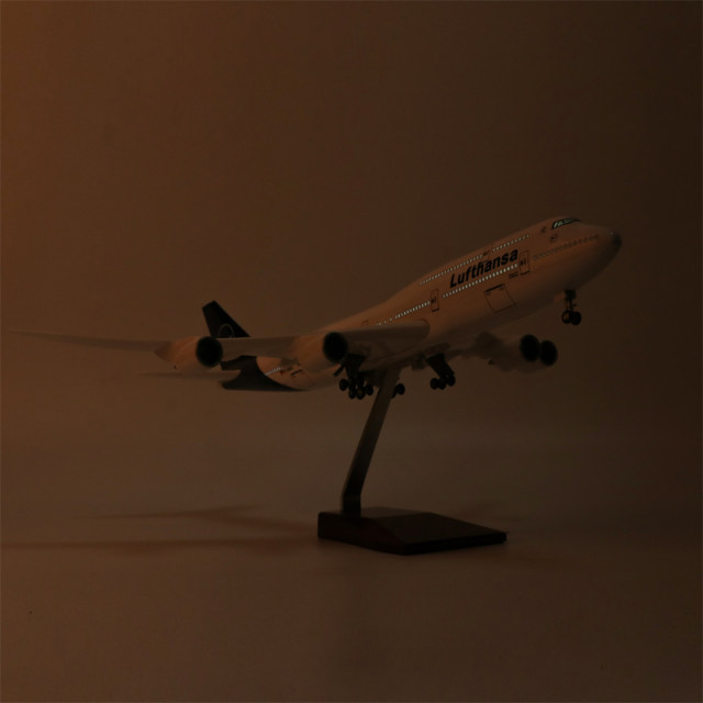 Lufthansa Boeing 747 aircraft model simulation assembly gift new paint